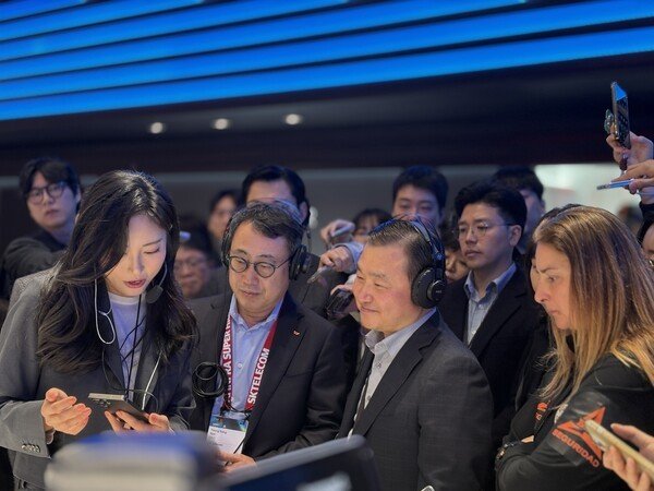 [MWC '25] 유영상 SK텔레콤 CEO, 삼성 차세대 AI·XR 기술에 관심 '표출' : 네이트 뉴스