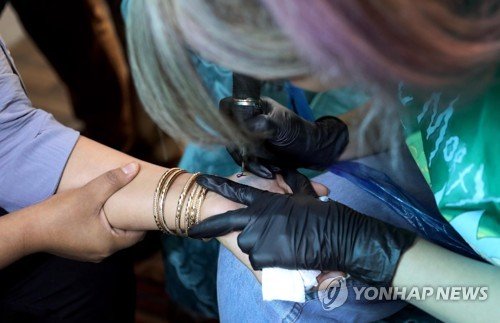 AFGHANISTAN FEMALE TATTOO ARTIST : 네이트 뉴스