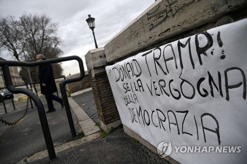 ITALY USA TRUMP BANNER : 네이트 뉴스