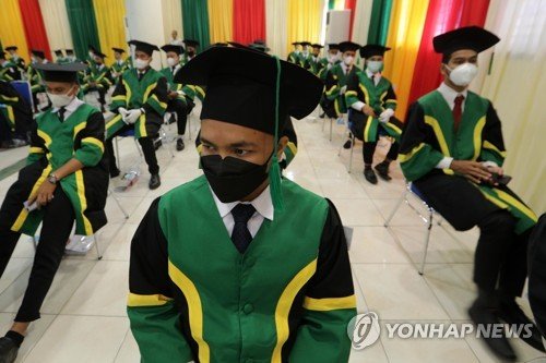 INDONESIA GRADUATION CEREMONY : 네이트 뉴스