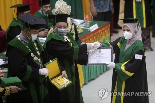 INDONESIA GRADUATION CEREMONY : 네이트 뉴스