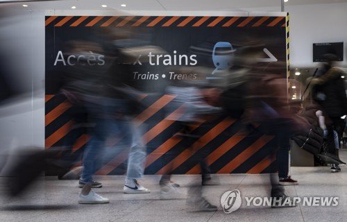 FRANCE PARIS EXODUS LOCKDOWN : 네이트 뉴스