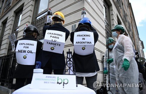 BRITAIN ENVIRONMENT BP PROTEST : 네이트 뉴스