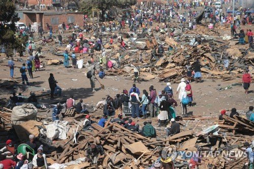 ZIMBABWE ECONOMY-DESTRUCTION OF VENDING STALLS : 네이트 뉴스