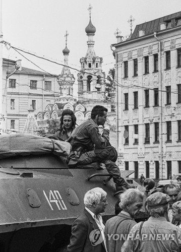 (FILE) RUSSIA ANNIVERSARY OF FAILED SOVIET COUP ATTEMPT : 네이트 뉴스
