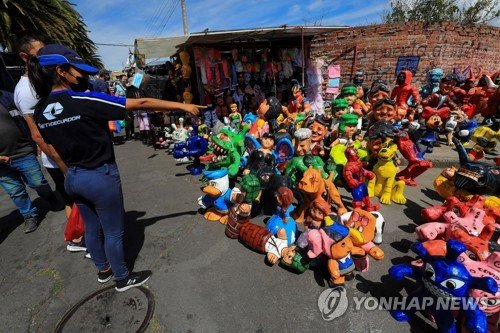 ECUADOR NEW YEAR CELEBRATIONS : 네이트 뉴스