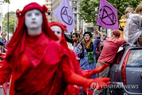 NETHERLANDS EXTINCTION REBELLION PROTEST SHELL : 네이트 뉴스