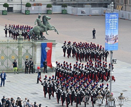 ITALY 200TH ANNIVERSARY CARABINIERI TRAINING SCHOOL : 네이트 뉴스