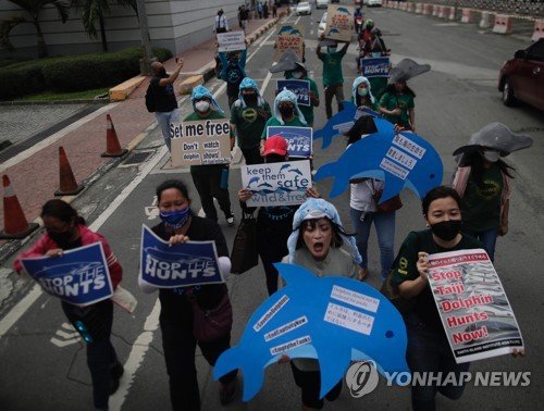 PHILIPPINES JAPAN PROTEST ANIMALS DOLPHINS : 네이트 뉴스