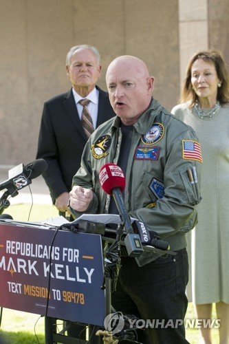 USA ELECTIONS ARIZONA MARK KELLY CAMPAIGN : 네이트 뉴스