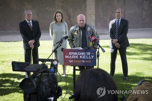 USA ELECTIONS ARIZONA MARK KELLY CAMPAIGN : 네이트 뉴스