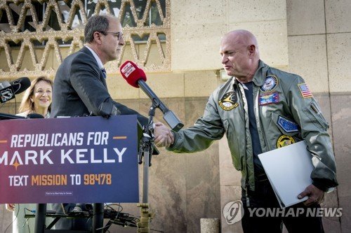 USA ELECTIONS ARIZONA MARK KELLY CAMPAIGN : 네이트 뉴스