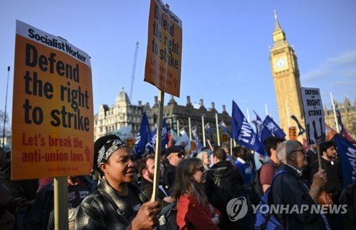 BRITAIN STRIKES BILL PROTEST : 네이트 뉴스