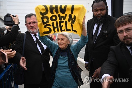 BRITAIN SHELL AGM PROTESTS : 네이트 뉴스