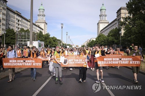 GERMANY CLIMATE ACTIVISM POLICE RAIDS : 네이트 뉴스