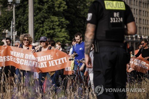 GERMANY CLIMATE ACTIVISM POLICE RAIDS : 네이트 뉴스