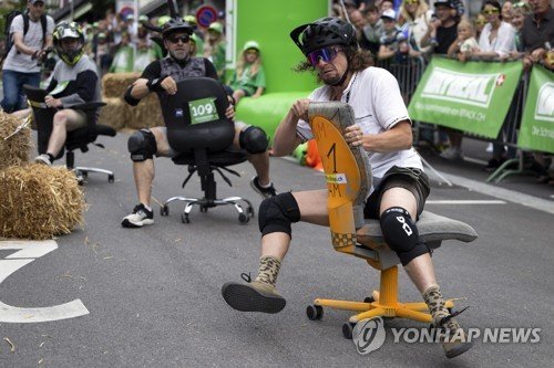 SWITZERLAND OFFICE CHAIR RACE : 네이트 뉴스