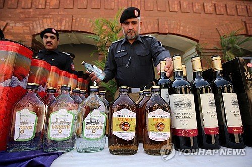 PAKISTAN CRIME LIQUOR : 네이트 뉴스