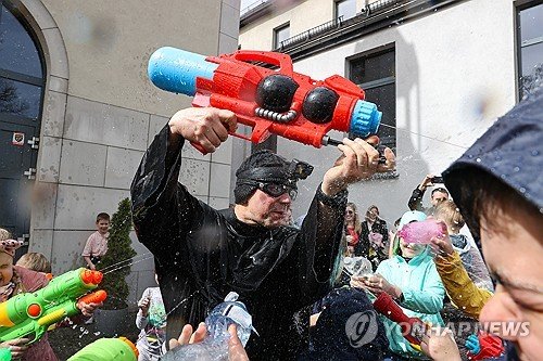 POLAND EASTER MONDAY TRADITION : 네이트 뉴스