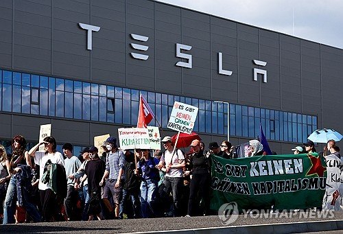 GERMANY TESLA PROTEST : 네이트 뉴스