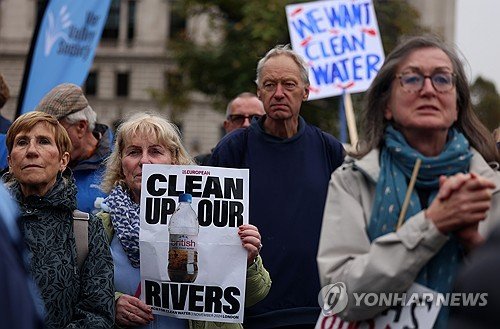 BRITAIN CLEAN WATER PROTEST : 네이트 뉴스