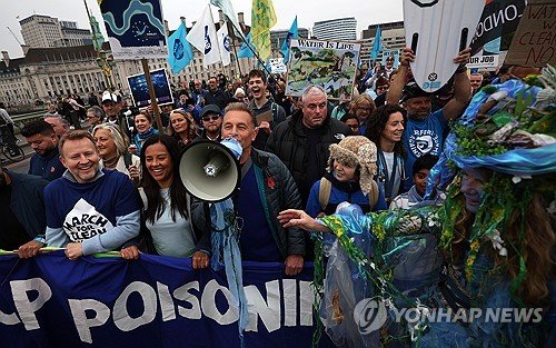 BRITAIN CLEAN WATER PROTEST : 네이트 뉴스