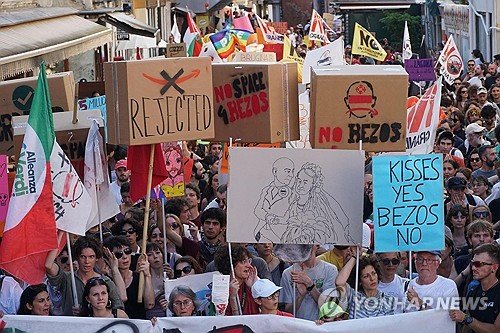 ITALY PROTEST BEZOS WEDDING : 네이트 뉴스