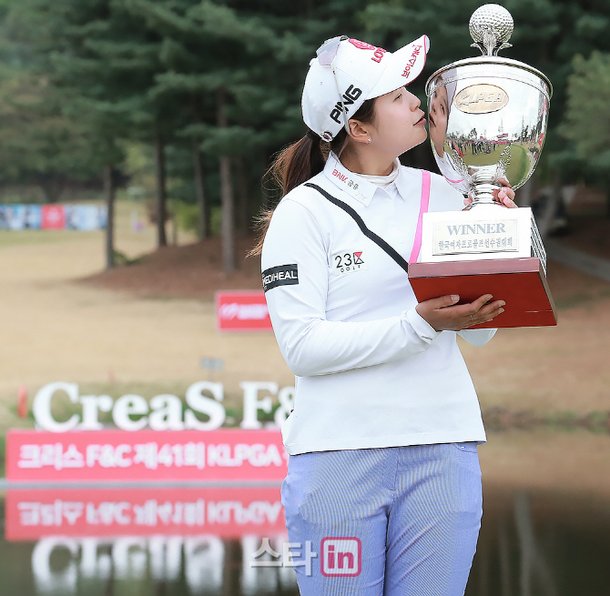 [포토] 최혜진 '41회 KLPGA 챔피언십 우승컵에 짜릿한 키스' : 네이트 스포츠