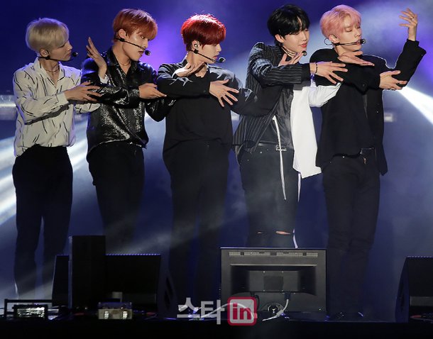 [포토] AB6IX '재능기부에 최선을 다한다' : 네이트 스포츠