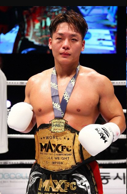 [MAX FC]미들급 챔피언 김준화, 레그킥으로 1차 방어 성공 : 네이트 스포츠