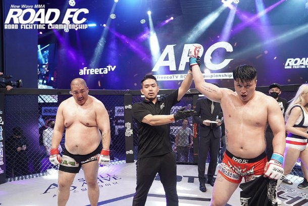 '로드FC 데뷔전 TKO승' 배동현 "언제든 불러주면 싸운다" : 네이트 스포츠