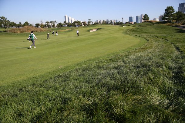 '제네시스 버블' 벗어나…코로나 지침 위반한 KPGA 선수 벌금 300만원 : 네이트 스포츠