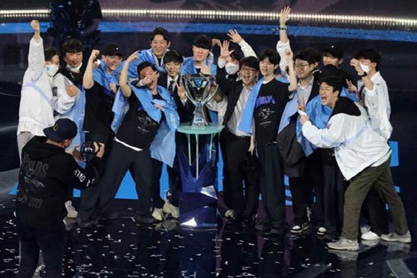 DRX, T1 꺾고 2022 롤드컵 첫 우승…'킹겐' 황성훈 MVP : 네이트 스포츠