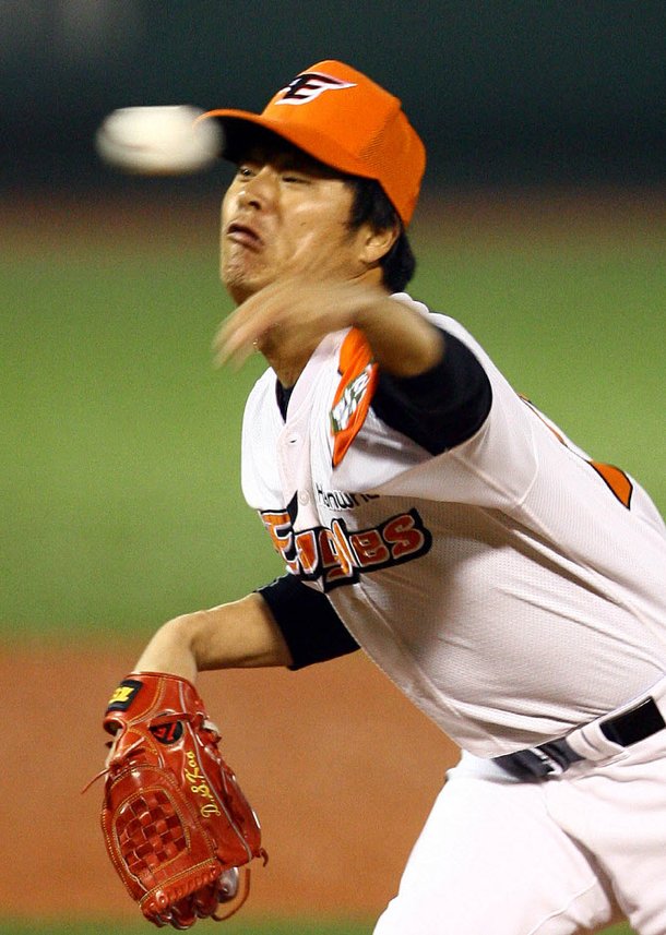 KBO 레전드 김기태·정민태·구대성·이상훈, KS 5차전 시구 : 네이트 스포츠