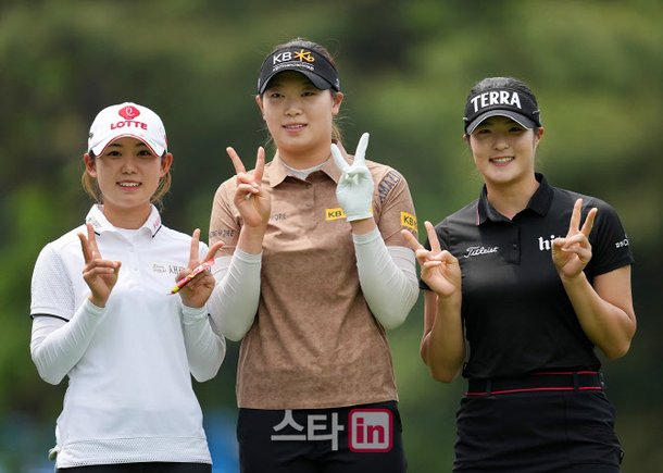[포토]황유민,방신실,김민별 'KLPGA 샛별들의 밝은 쌍브이' : 네이트 스포츠