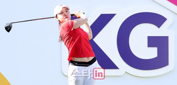 [포토]2라운드 출발하는 LI Shuying : 네이트 스포츠