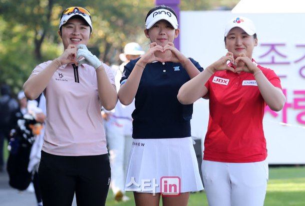 [포토]김하니-윤다현-LI Shuying, 깜찍한 하트 : 네이트 스포츠