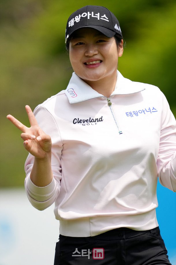 [포토]홍현지 '승리의 브이로 출발' : 네이트 스포츠