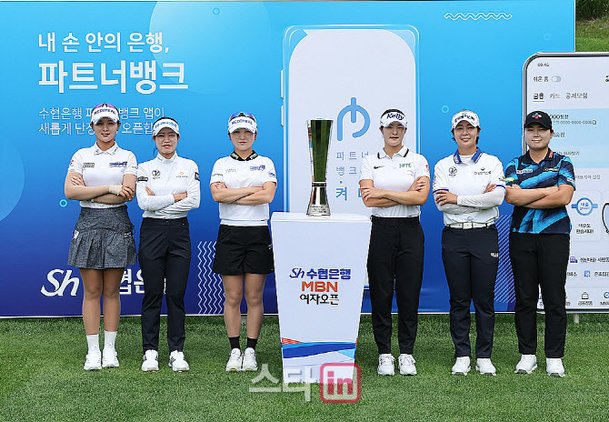 [포토] Sh수협은행 MBN 여자오픈 포토콜 '트로피는 내꺼' : 네이트 스포츠