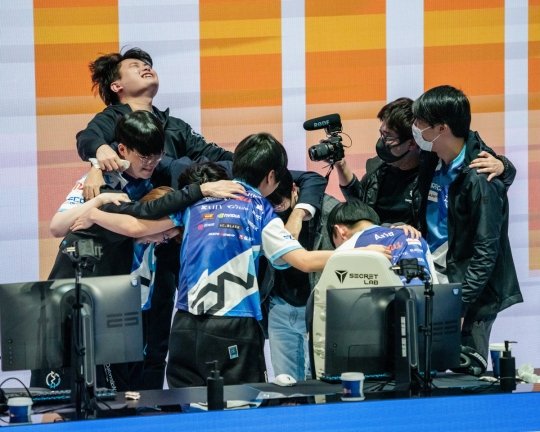 [2021 롤드컵] 'LOL 변방' 일본 DFM, 종주국 전통강호 C9 잡아내고 사상 첫 롤드컵 본선행 : 네이트 뉴스