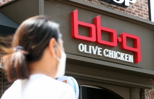 [이슈크래커] 한때 '가족', 이젠 '앙숙'…bhc vs BBQ 치킨 10년 분쟁 : 네이트 뉴스