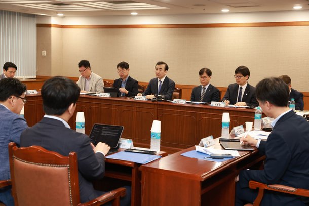 'SKT 해킹' 여파··· 금감원, 금융권 CISO 긴급 소집…"사고 땐 CEO가 책임" : 네이트 뉴스