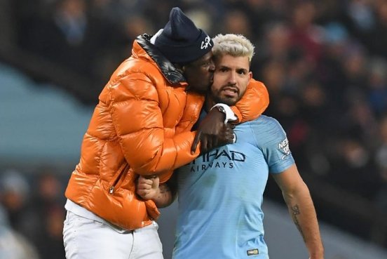 [EPL ISSUE] '주황색 패딩' 난입관중, 알고 보니 '부상결장' 멘디 : 네이트 스포츠