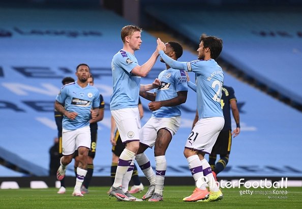 [EPL 리뷰] '스털링-KDB 골' 맨시티, '루이스 퇴장' 아스널 3-0 완파…2위 유지 : 네이트 스포츠