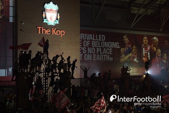 [EPL ISSUE] '30년 만 우승' 감격한 리버풀 팬들, 안필드로 집결 : 네이트 스포츠