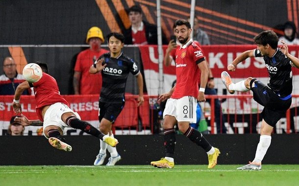 "우스꽝스러운 결정" EPL 이어 UEL에서도 'VAR 논란' : 네이트 스포츠