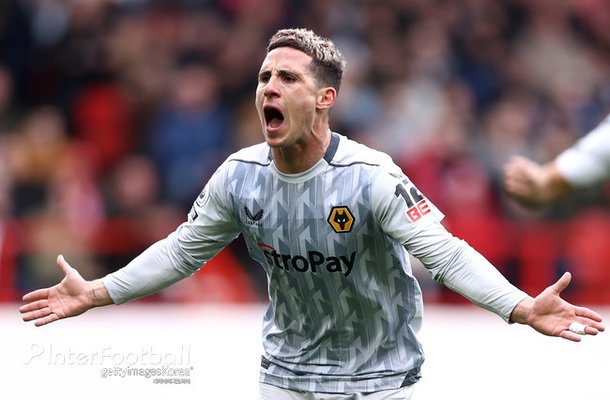 [EPL ISSUE] '상대 얼굴에 침 퉤!'…황희찬 경쟁자, 6G 징계 위기 : 네이트 스포츠