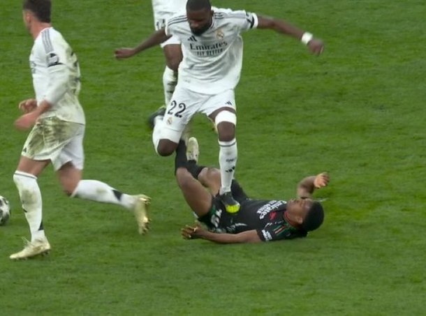 [UCL ISSUE] "레드카드 줘야지!" 레알 마드리드 DF, 상대 급소 밟고도 'NO 카드'…팬들은 분노 폭발 : 네이트 스포츠