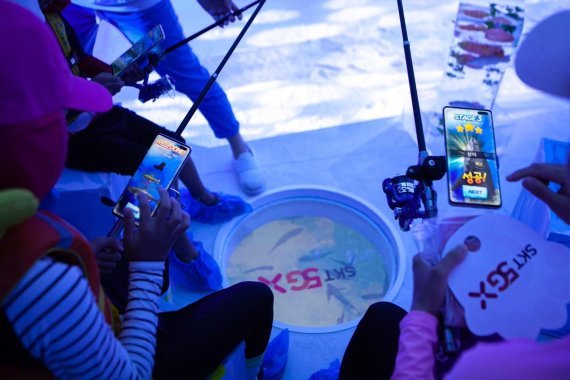 여름 해수욕장서 AR 얼음낚시…SKT 5GX 쿨비치 : 네이트 뉴스