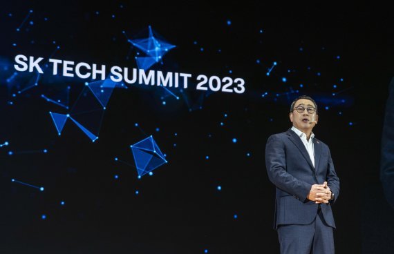 SK "생성 AI는 위기 아닌 기회"…AI 반도체 'X330' 공개 : 네이트 뉴스